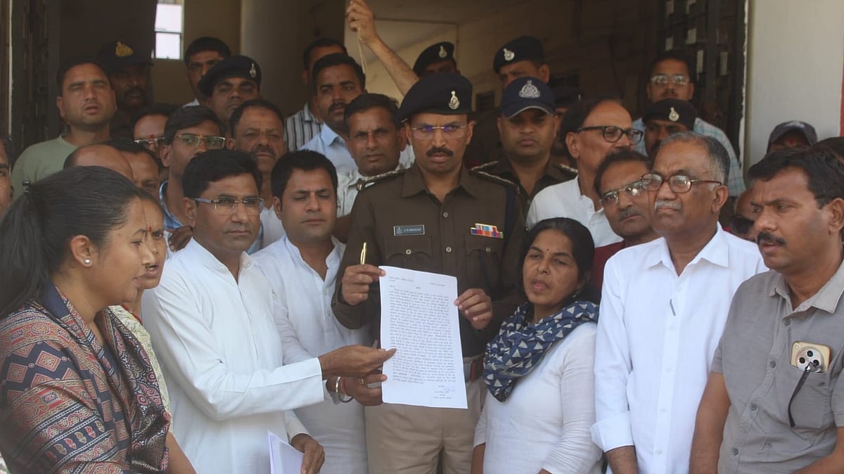 MP News: Protest Outside Congress Mandsaur Office; Workers Seek FIR ...