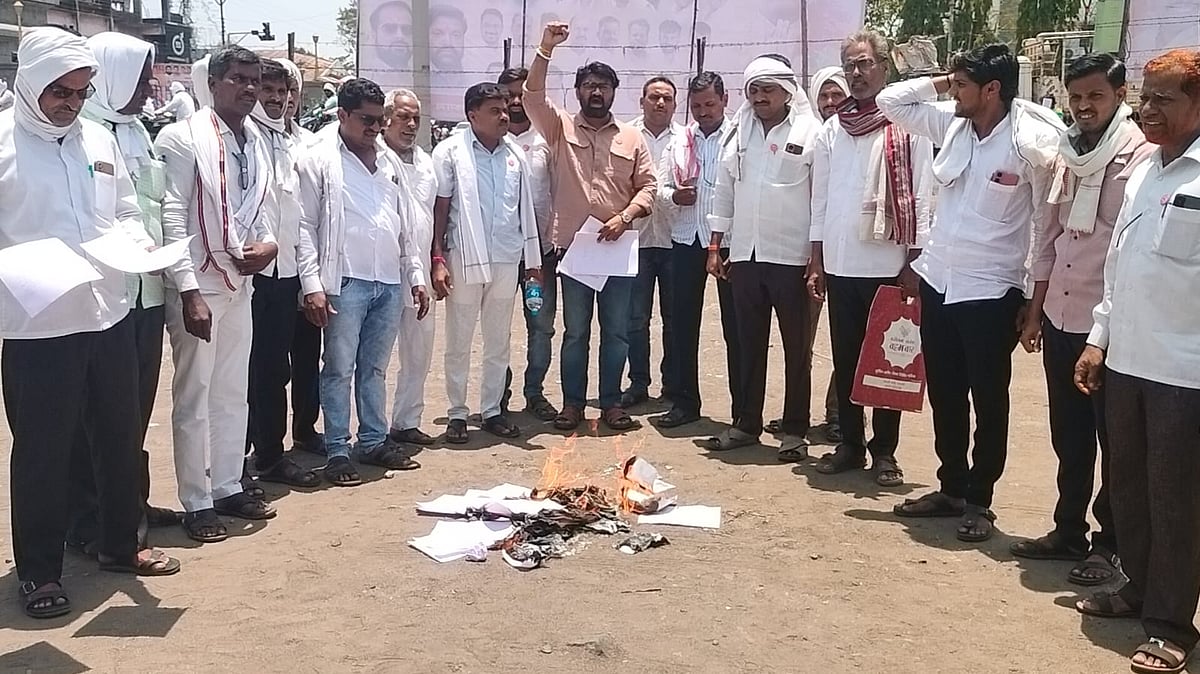 Parbhani Farmers Burn Government Notification In Protest Against ...