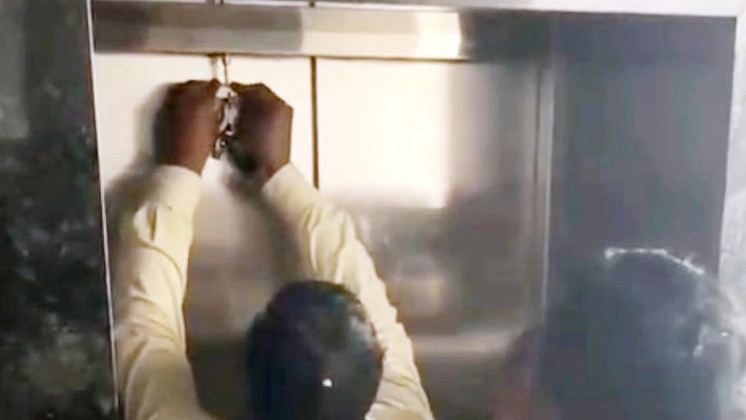 5 Trapped In Bhopal Municipal Corporation Headquarters Lift; One Falls ...