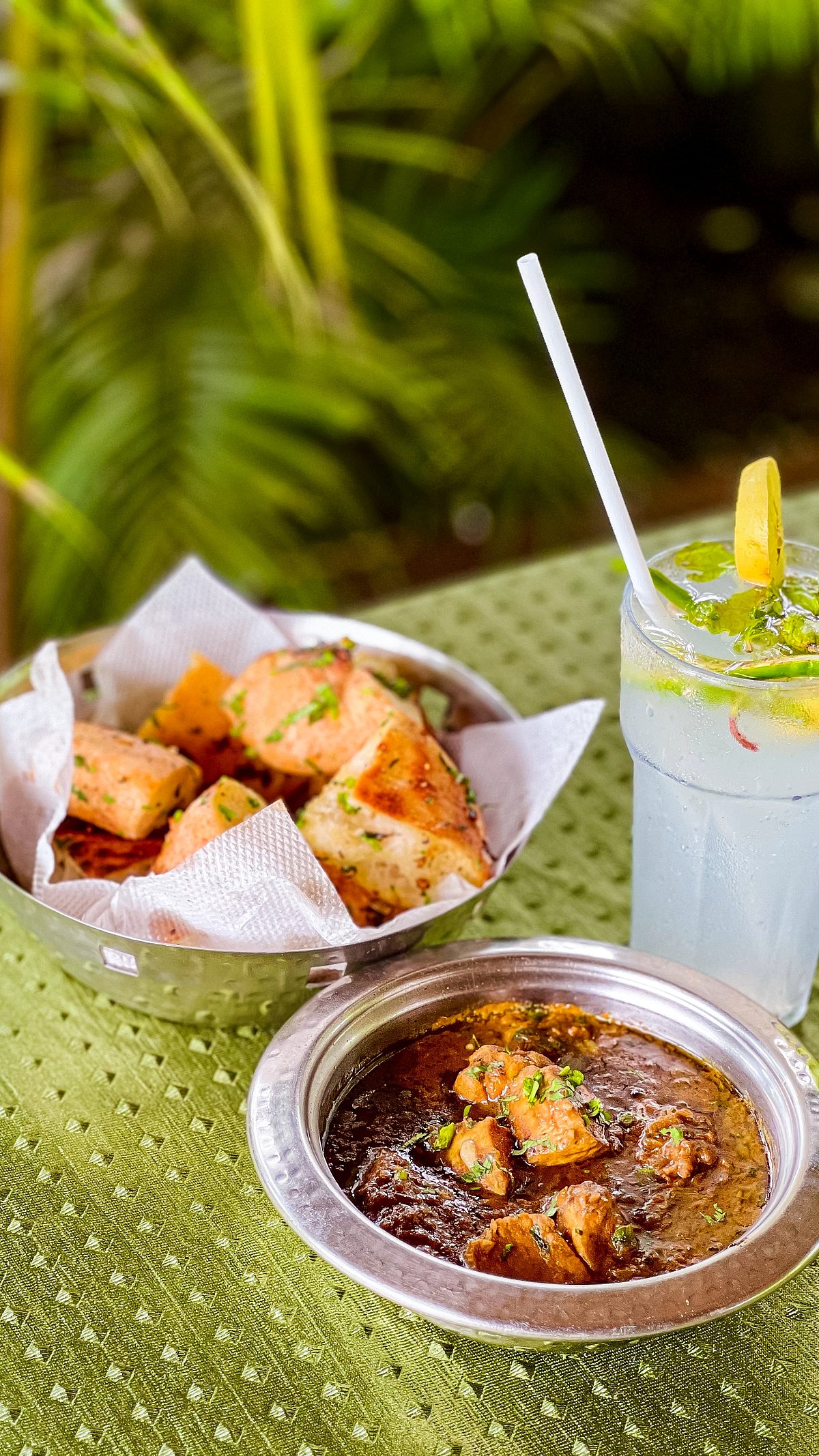This lakeside Goan place serves sumptuous meals with views | Gomantak Times