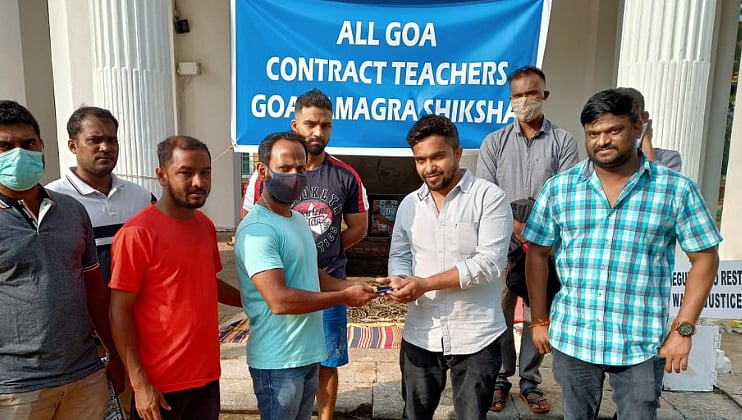 Protesting teachers at Azad Maidan help a tourist from Hyderabad