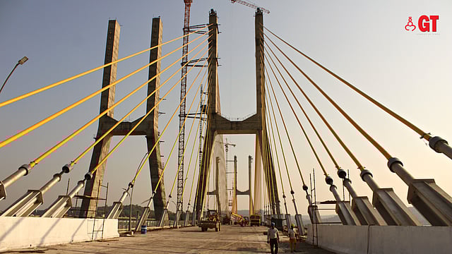 A traffic jam and a bridge waiting to be opened in Goa|Gomantak Times