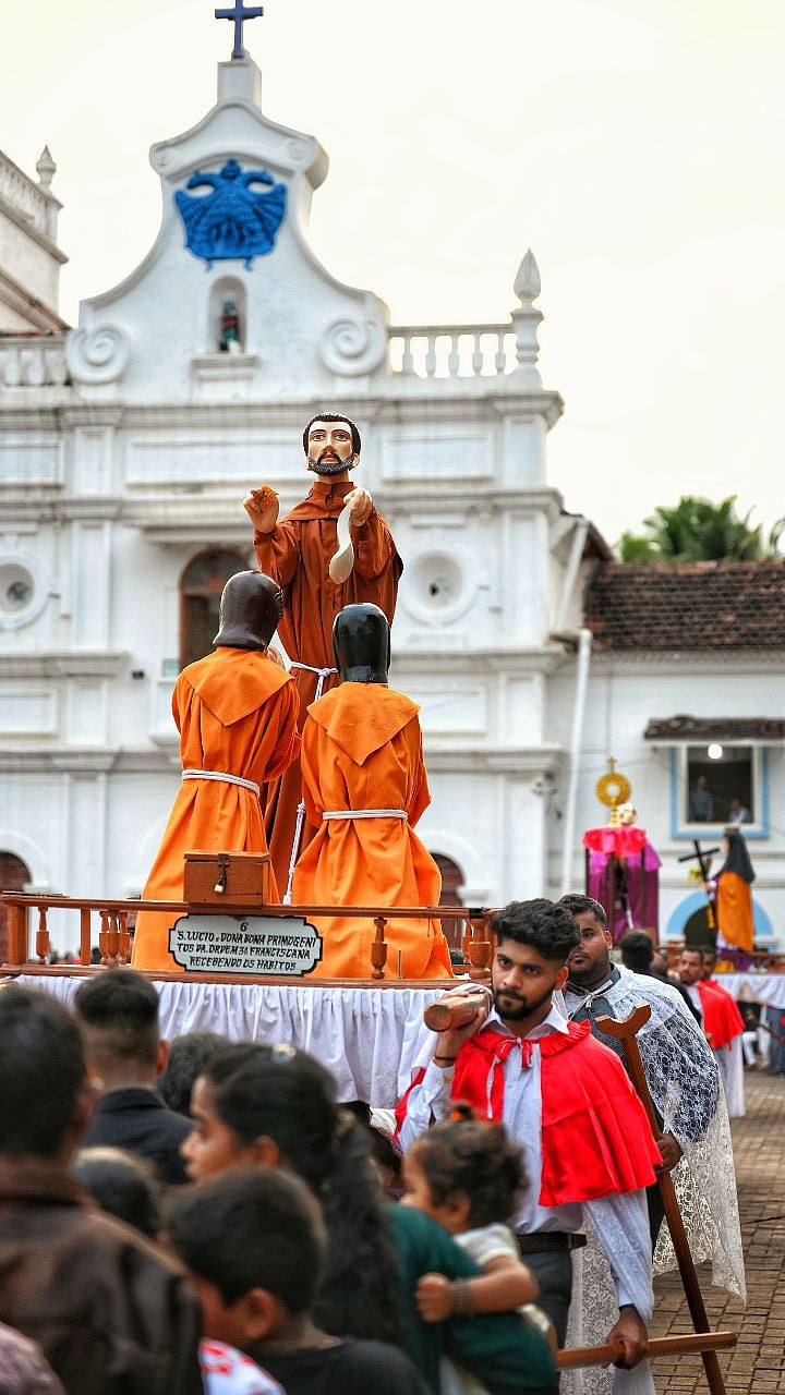 Spiritual pageantry marks Goa Velha's procession of saints | Gomantak Times