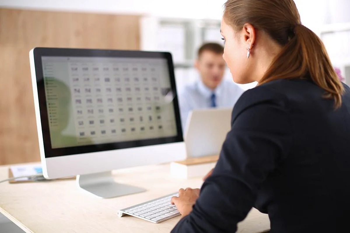 Uae Offices Noise Lack Of Space Biggest Concerns For Employees
