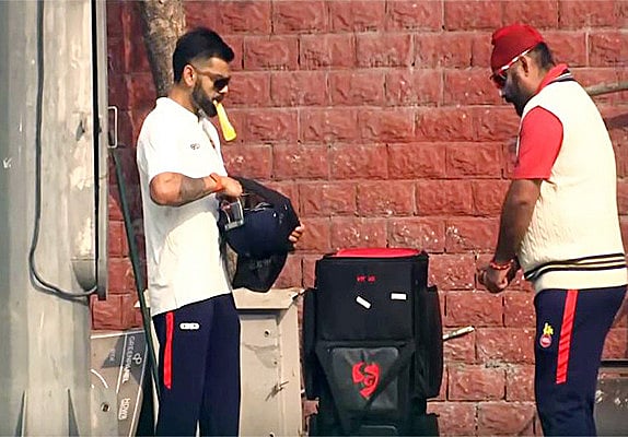 Fan breaches security to meet Virat Kohli during Ranji Trophy