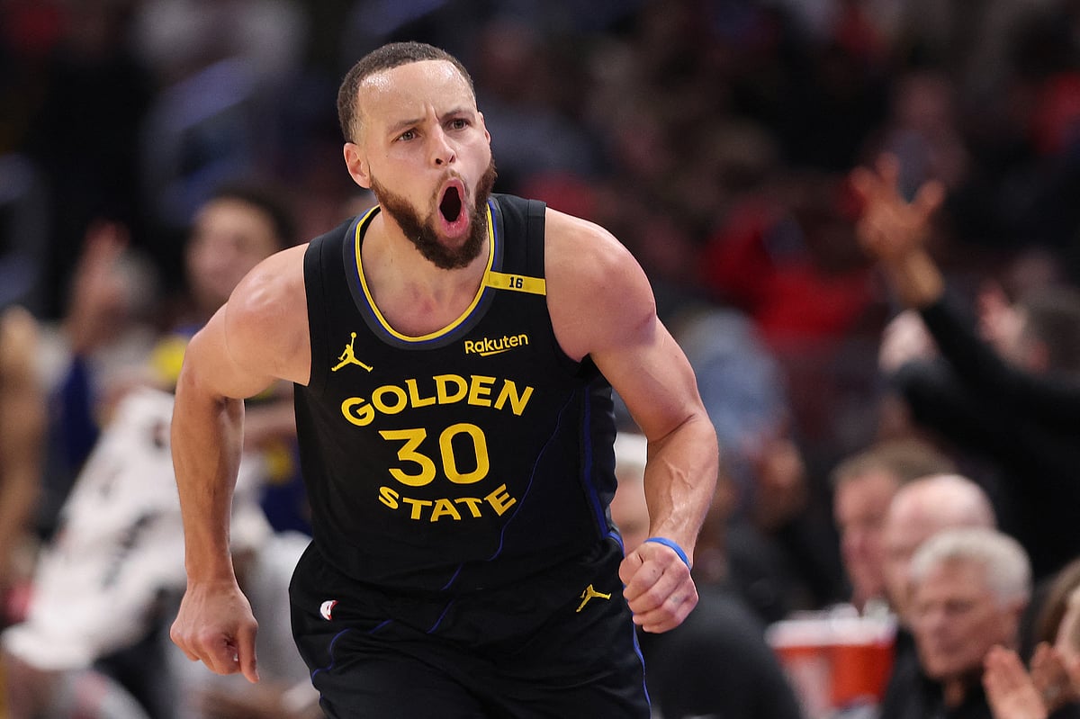 Curry bags record 4,000th three-pointer as Warriors face Kings