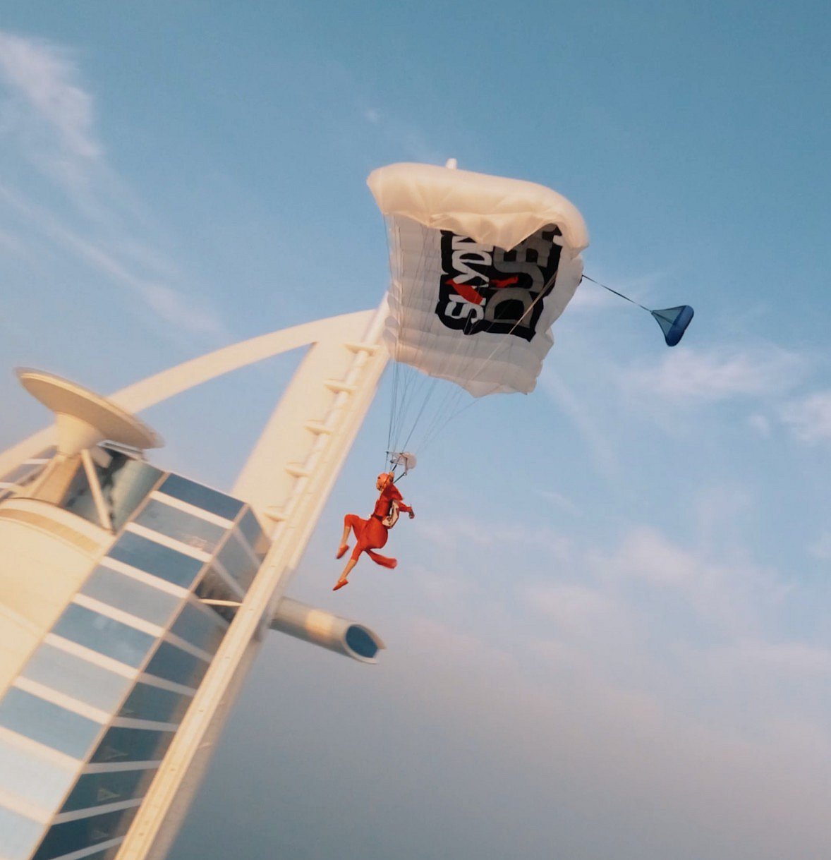 6 hours, 1,000ft over Dubai: How daredevil woman pulled off this sky ...
