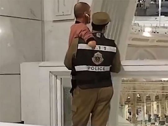 Viral video: Grand Mosque security officer carries pilgrim to see Kaaba ...