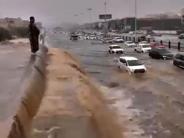 Flash floods sweep cars away in Saudi Arabia’s Asir