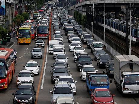 Traffic jam hailed: Carnapping crook trapped in Manila's EDSA 'carmageddon'