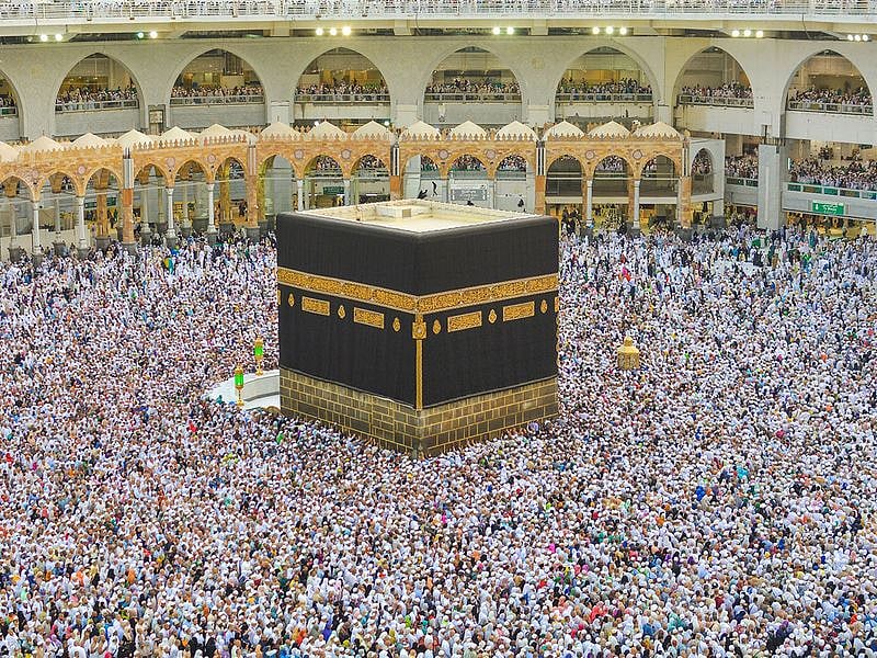 Mecca Incident: Man Jumps from Grand Mosque, Officer Injured in Rescue