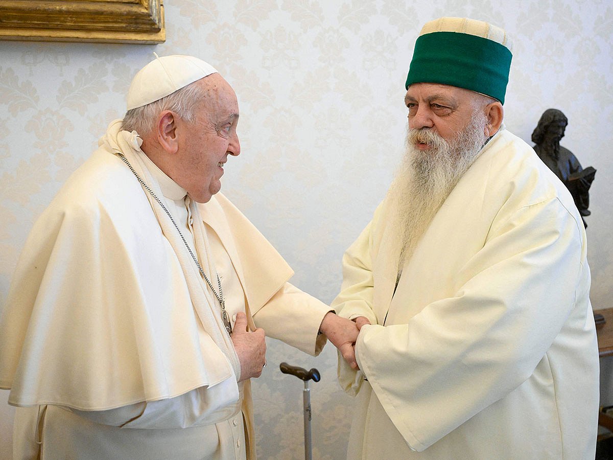 Pope Francis bruises arm in fall at Vatican