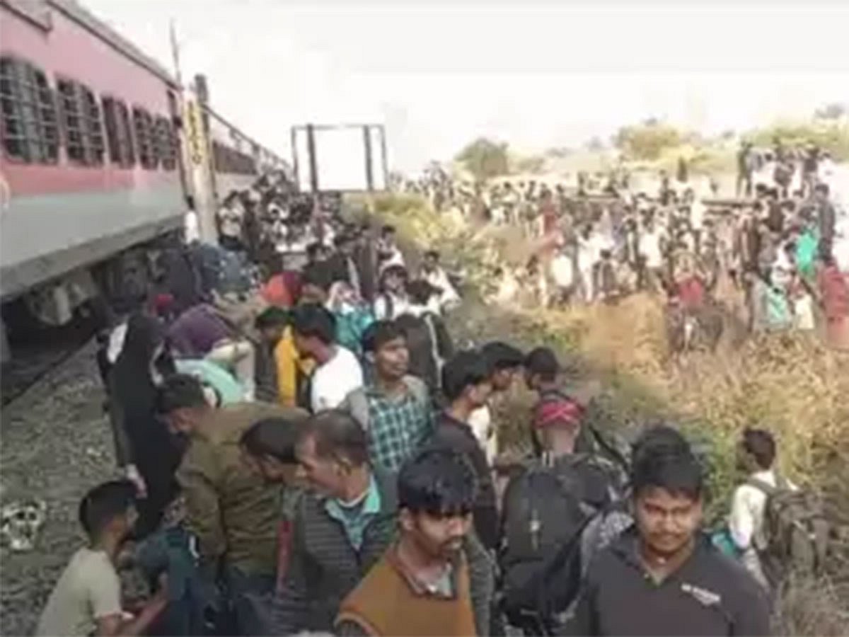 11 passengers killed after jumping off train over fire rumour and run ...