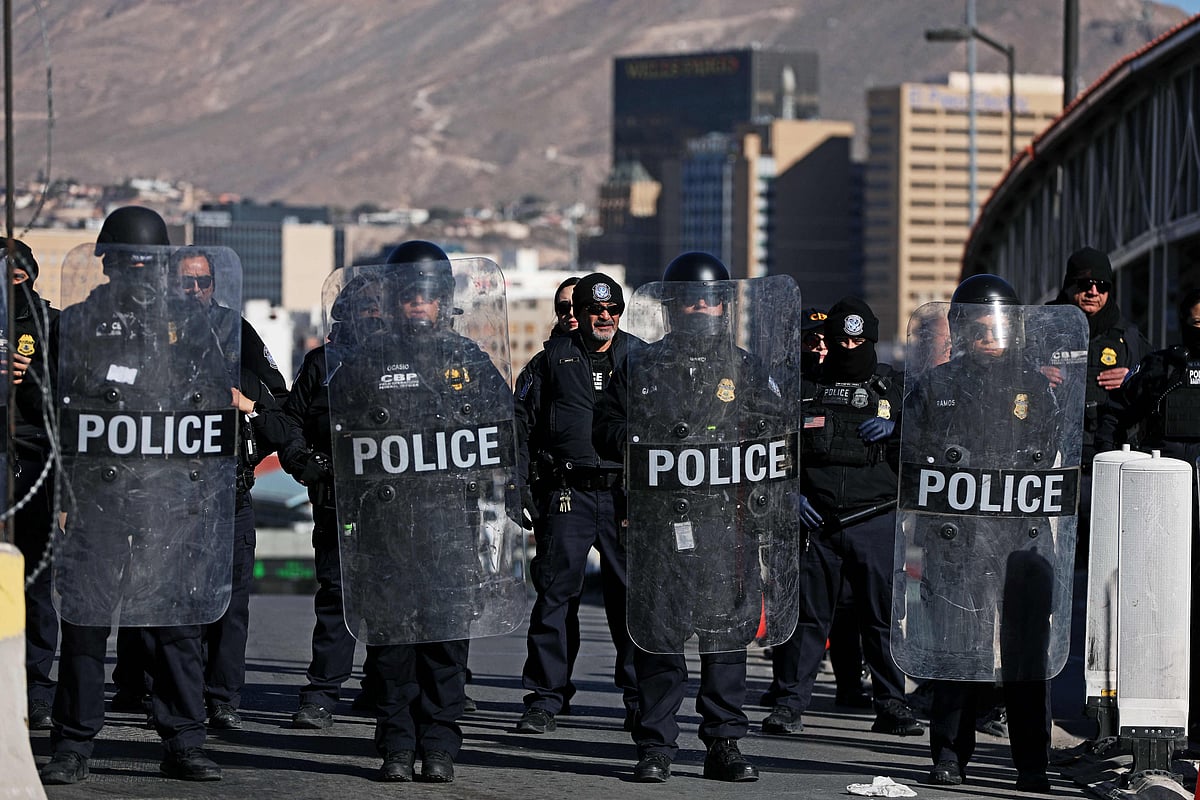 Video: US border officers conduct training on Mexico border