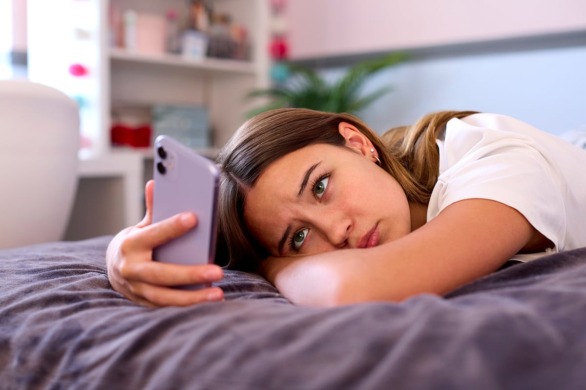 Is your phone usage a sign of anxiety? 5 unhealthy habits and how to ...