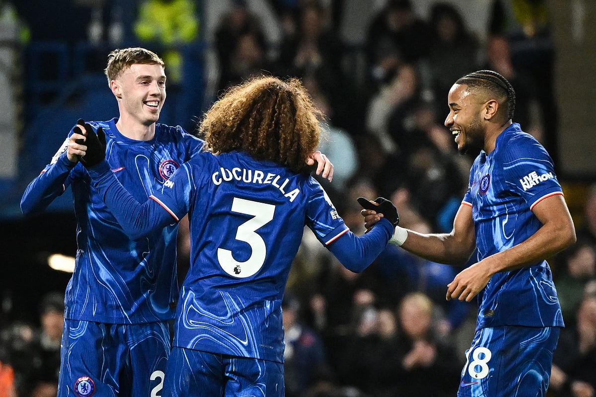 Chelsea thrash Southampton, Villa beaten by Palace