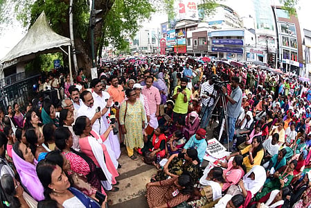 India: Kerala Asha workers cut their hair as pay hike protest enters ...