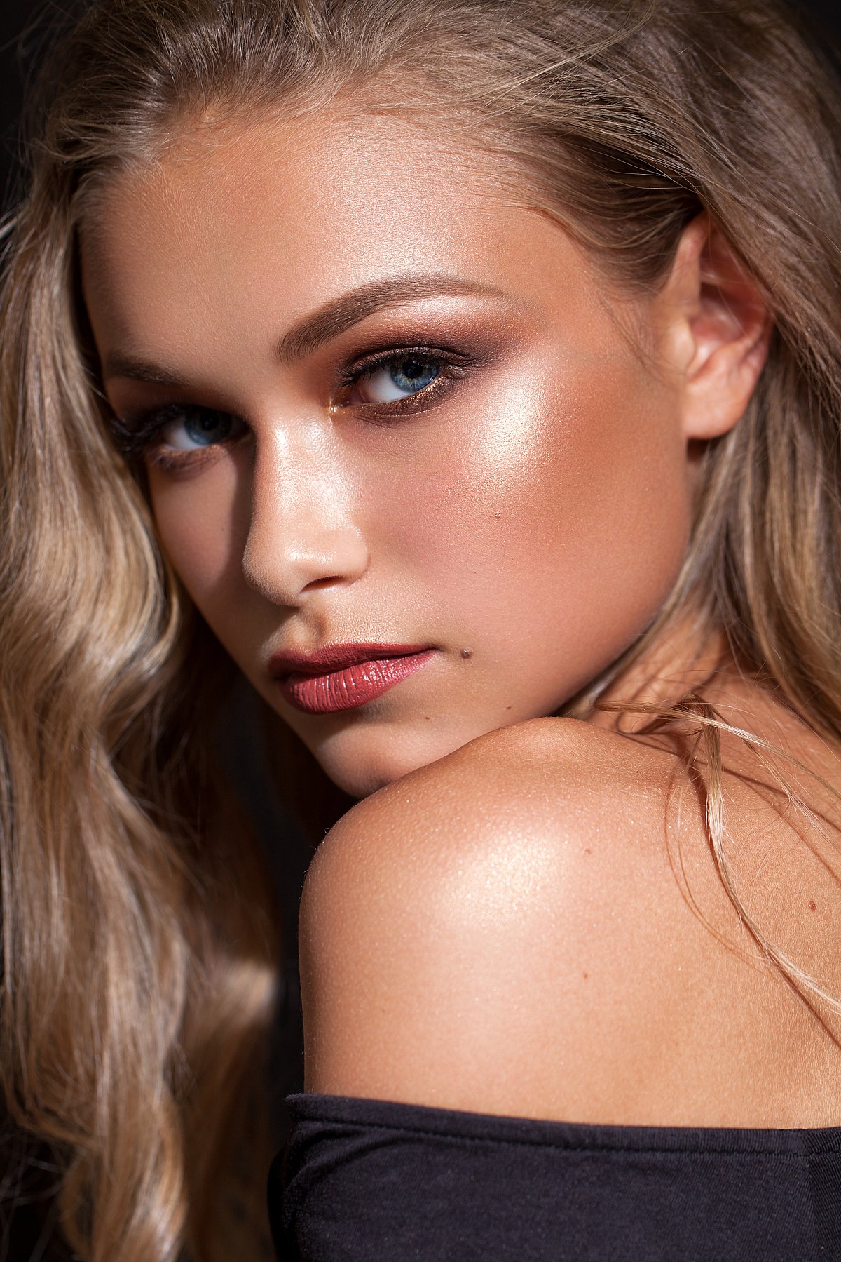 Metallic makeup looks that make you glow