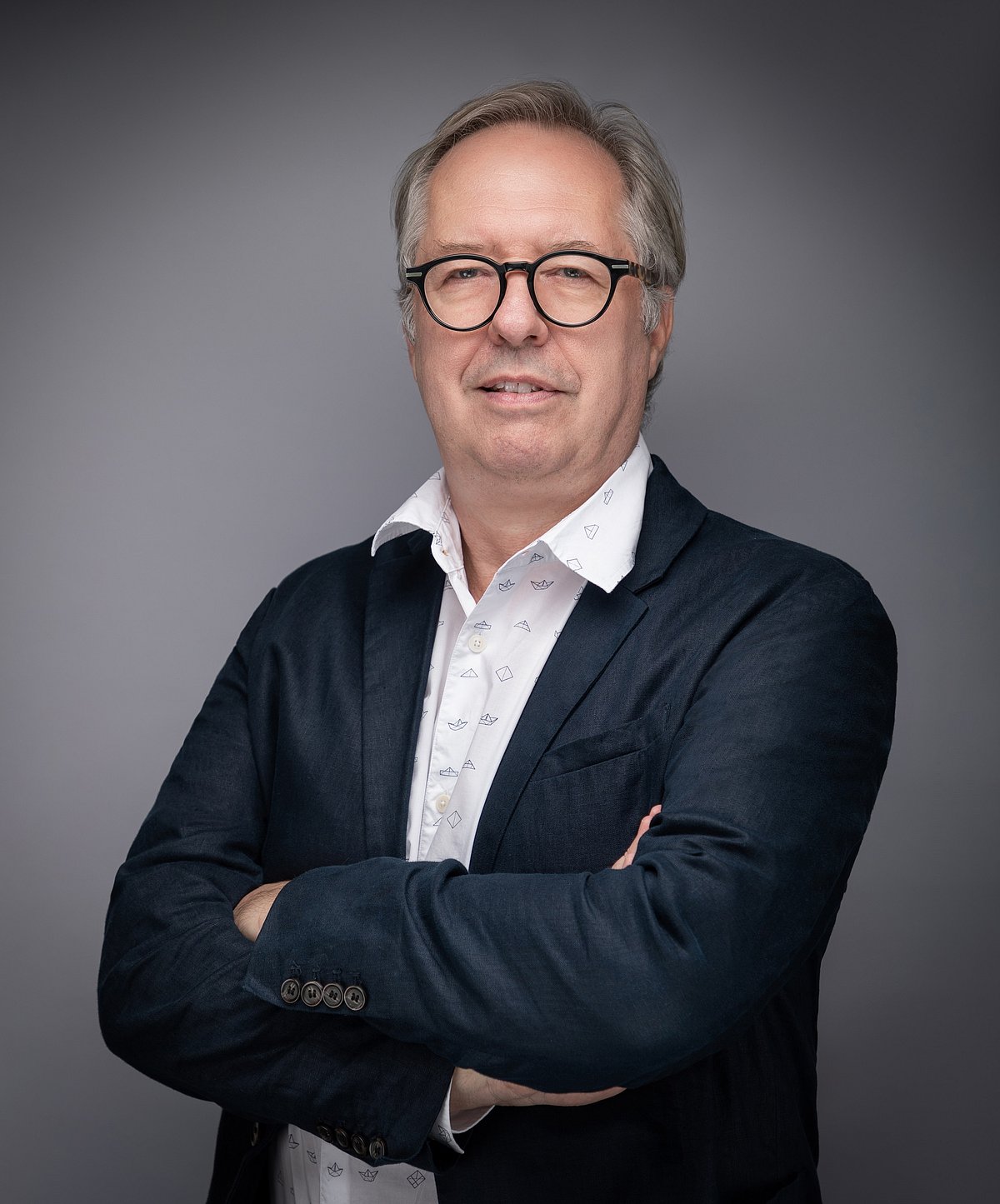 Do you feel invisible at work? How to fight the office loneliness