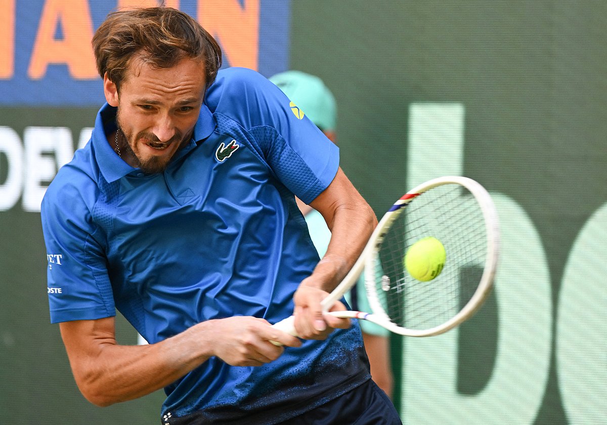 Medvedev dispatches Zverev to reach Halle final