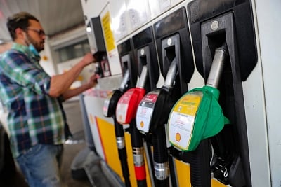 Oil prices spike, US stocks fall amid Iran tensions