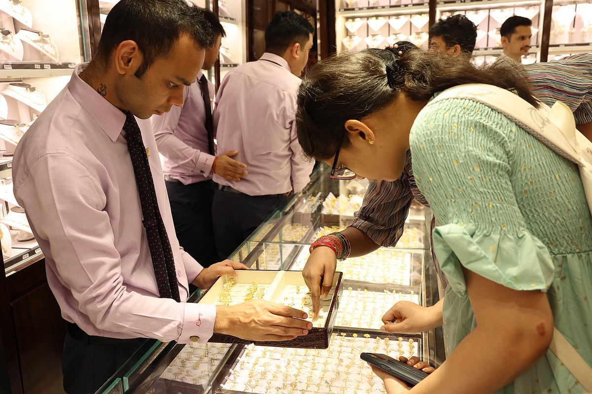 Dubai Gold Prices Plummet: Dh30 Drop Amid Global Market Downturn
