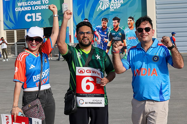 Two nations, one heart: India, Pakistan fans root for thrilling contest ...
