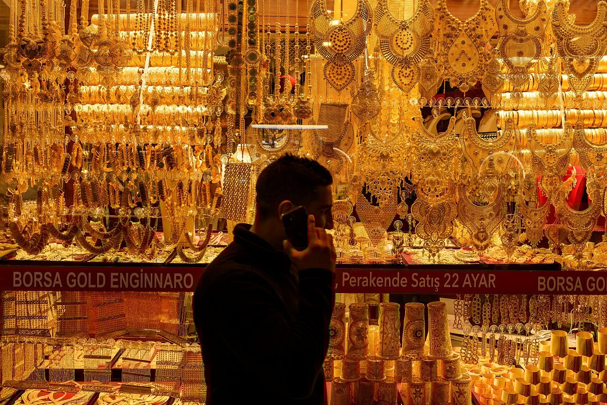 Dubai gold prices ease after record highs