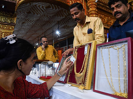 Gold prices sink another Dh11 after Dh30 plunge in post-Diwali crash