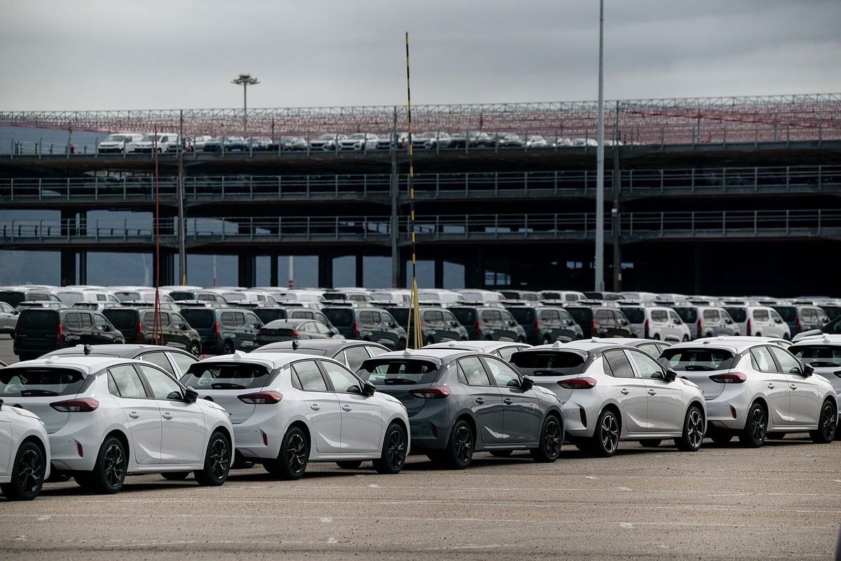 Trump threatens 25% tariff on EU cars, accusing bloc of breaking trade deal
