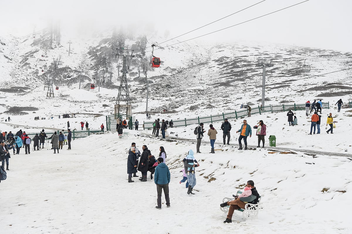 Gulmarg turns into a white wonderland as fresh snowfall blankets ...