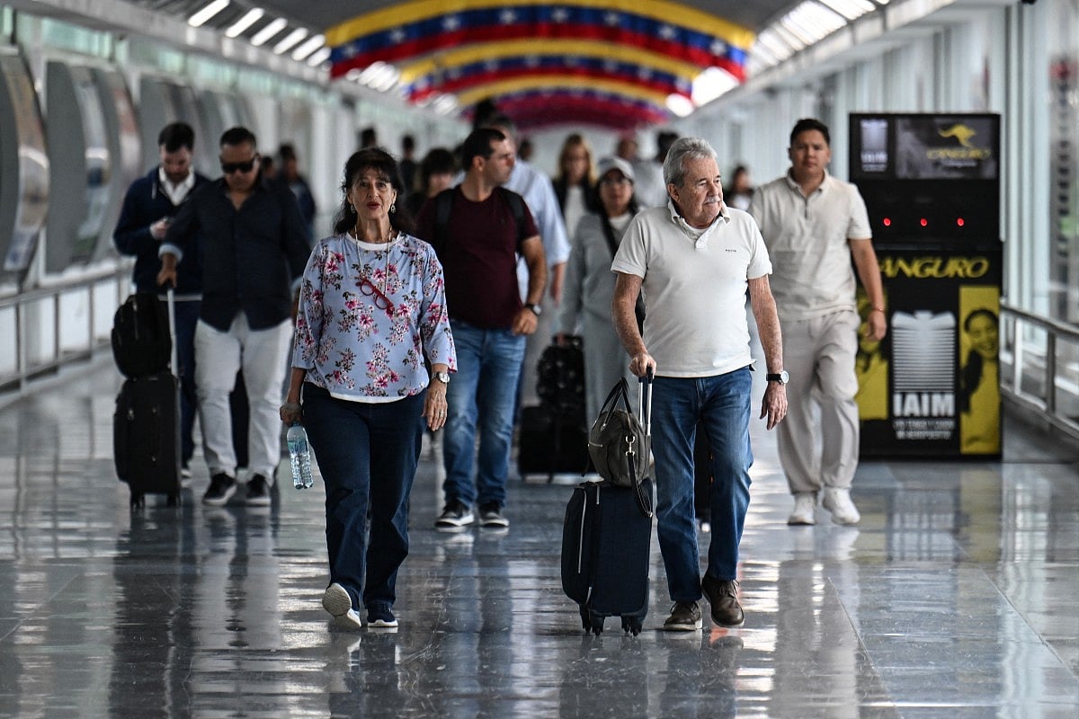 US moves to reopen Venezuela airspace