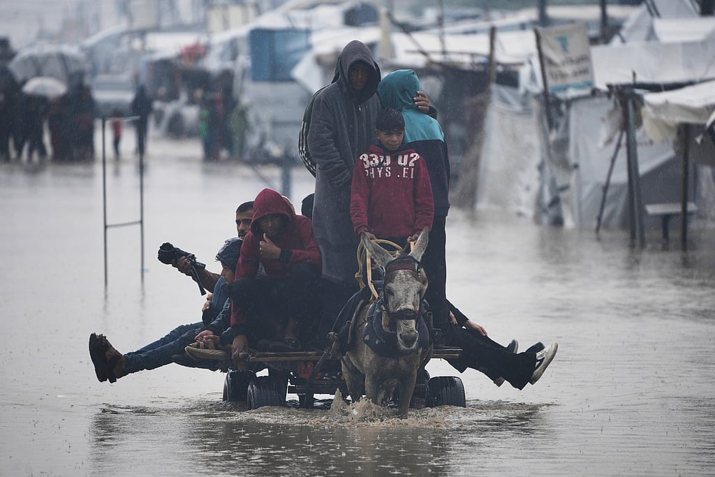 Storm chills Gaza and floods tent camps
