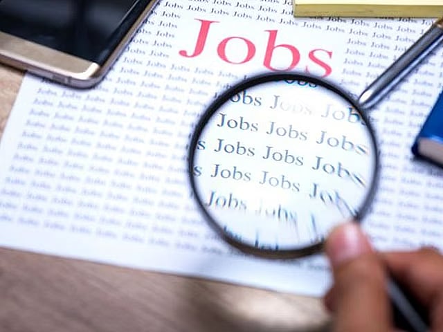 Abu Dhabi Report: UAE Federal Vacancies to Hit 7,842 by 2026