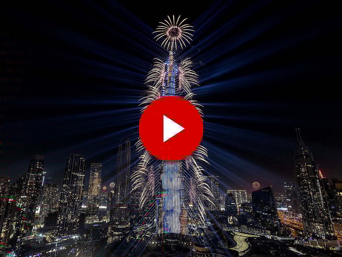 Spectacular Fireworks Illuminate Burj Khalifa in Dazzling Display