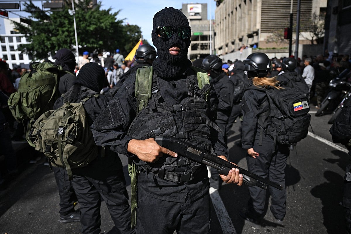 Shots fired near Venezuela presidential palace: witnesses