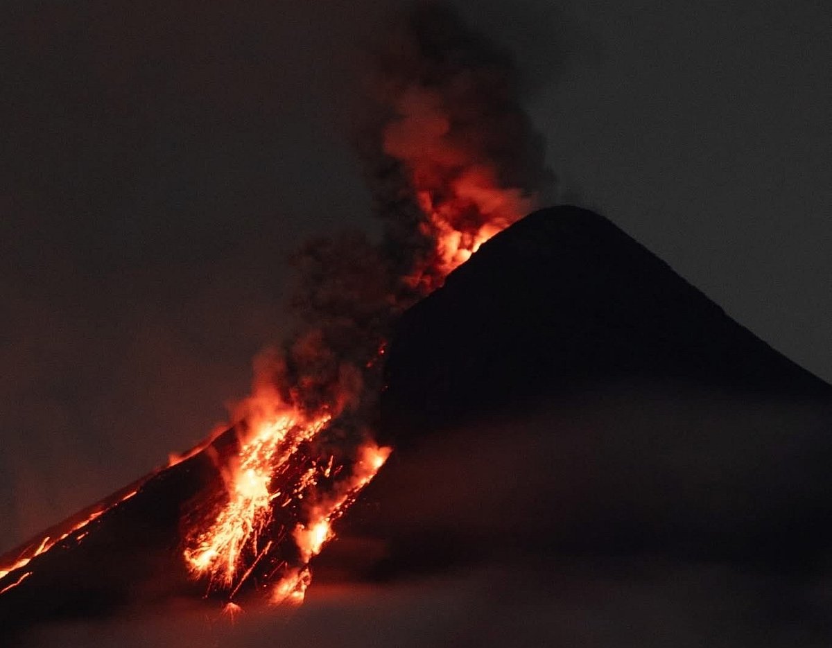 Philippines' Mayon Volcano: Eruption risk as superheated gases light ...
