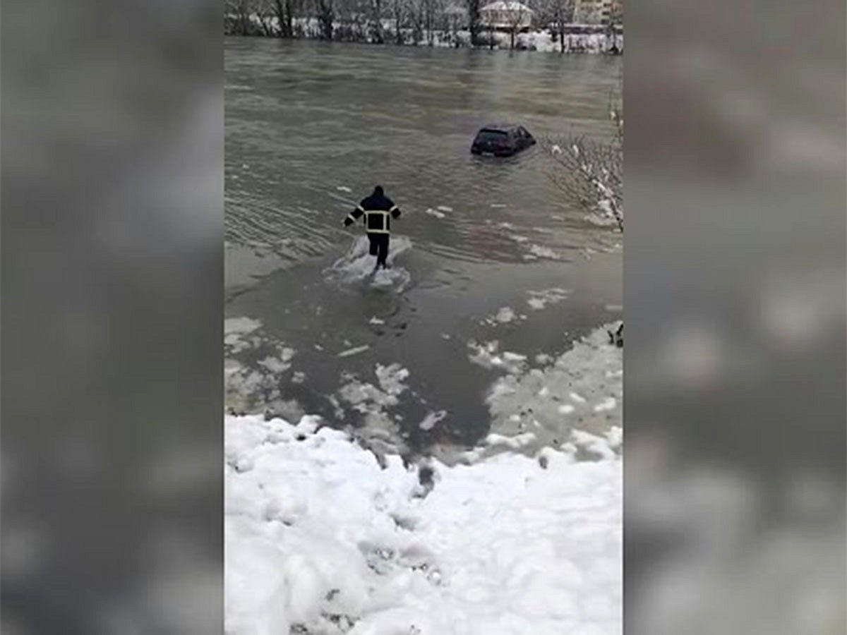 Heroic Firefighter Braves Icy River to Rescue Car in Bosnia Floods