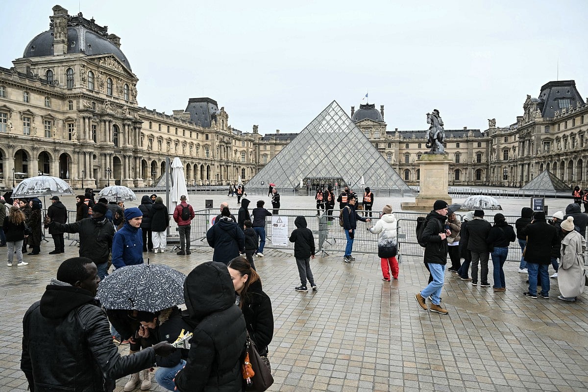 Tourists Flock to Louvre Despite 45% Ticket Price Hike for Non-Europeans