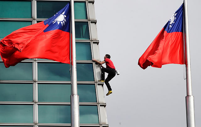 Alex Honnold Scales Taipei 101 Live on Netflix for Surprisingly Low Pay