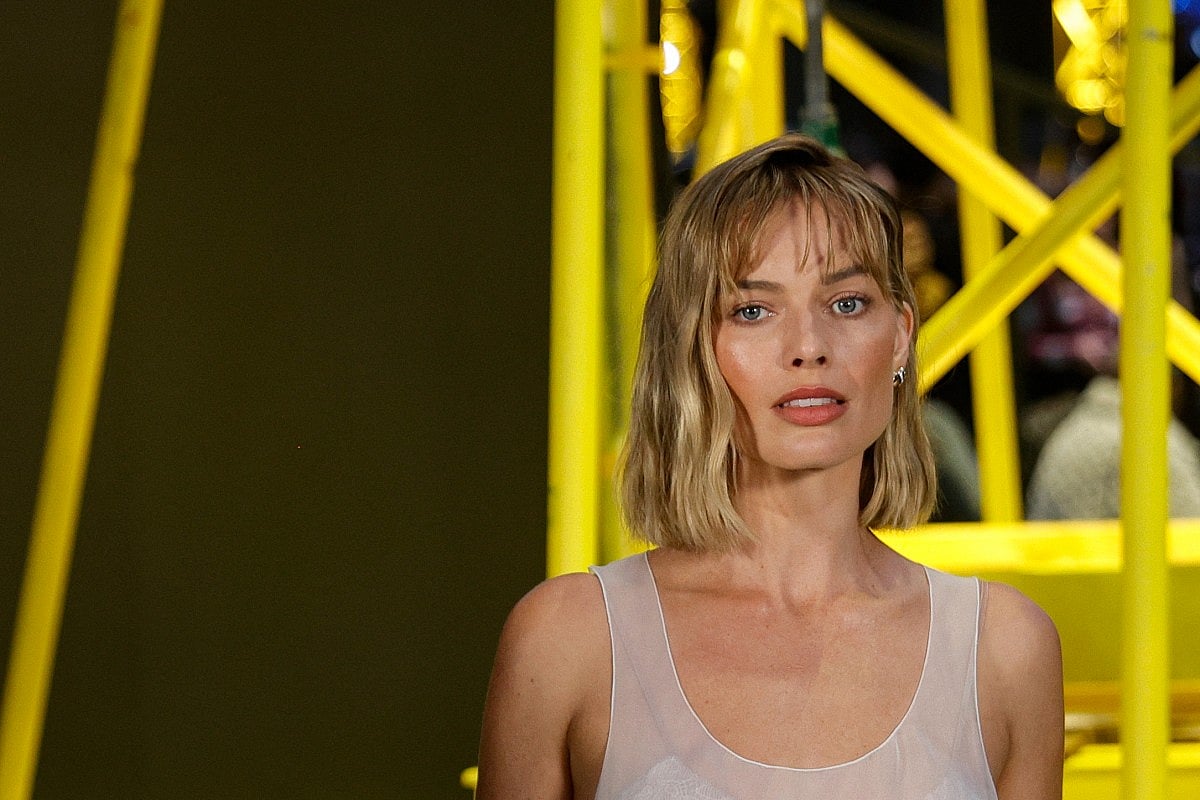 Margot Robbie Unveils Chic Bob at Paris Fashion Week, Leaving Period ...