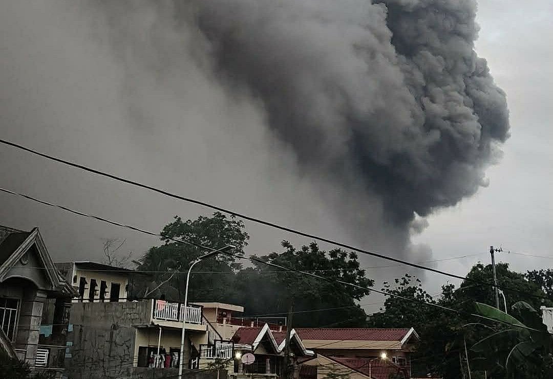 Philippines: Mayon Volcano erupts, unleashes fast-moving pyroclastic ...