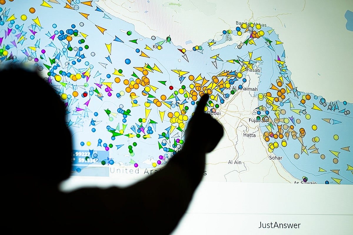 1,500 Ships Trapped in Gulf as Iran-US Conflict Shuts Strait of Hormuz ...