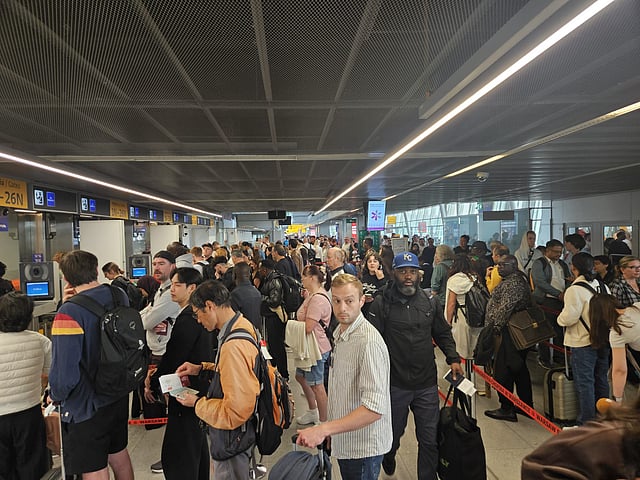 EES Chaos at European Airports: UAE Travellers Face Hours-Long Queues ...