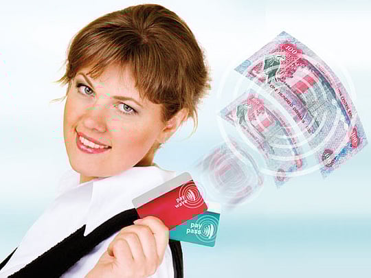 How does a contactless card work?