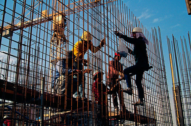 UAE to end midday work ban as summer heat eases