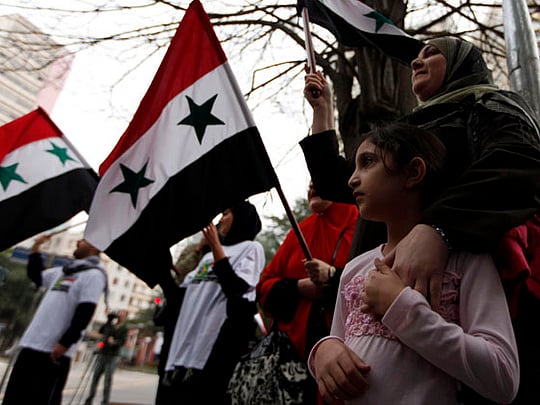 Syrian troops besiege Hama
