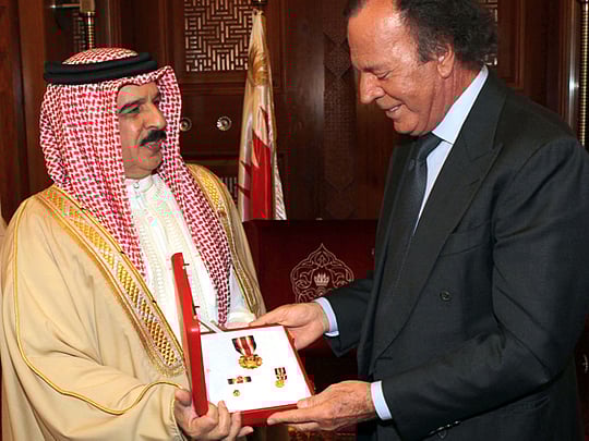 King Hamad awards medal to singer Julio Iglesias