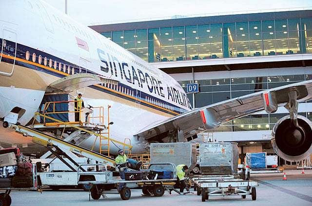 Singapore Airlines and budget subsidiary Scoot ban use of power banks ...