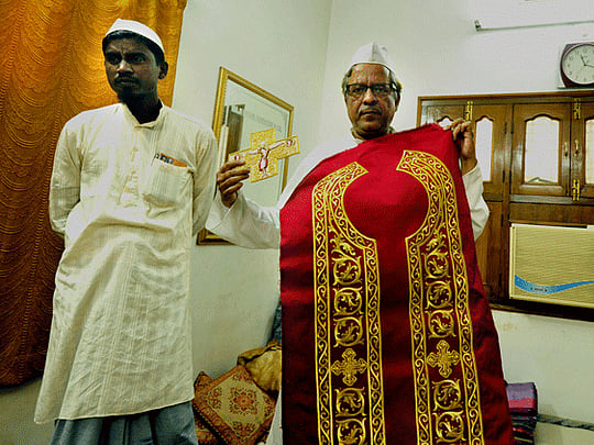 Varanasi Muslims dress clergy from Greece to Vatican